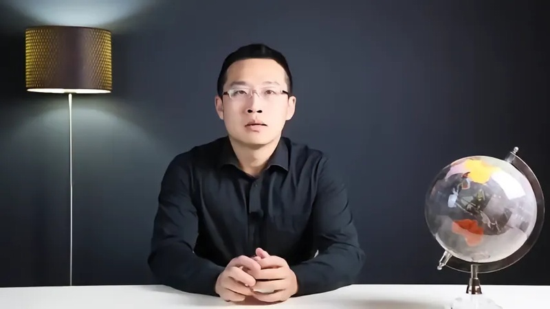 办公室静谧时光 坐在办公桌前,思考未来