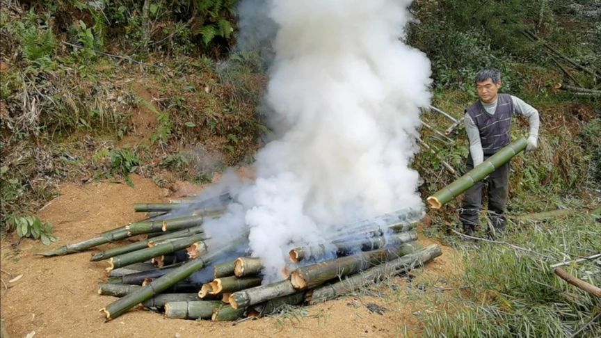 山民大哥用古老简单粗暴方法烧制竹炭,天然好炭,才卖2.8一斤