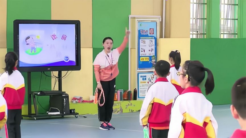 【小学优质公开课】跳绳:原地两脚依次跳长绳