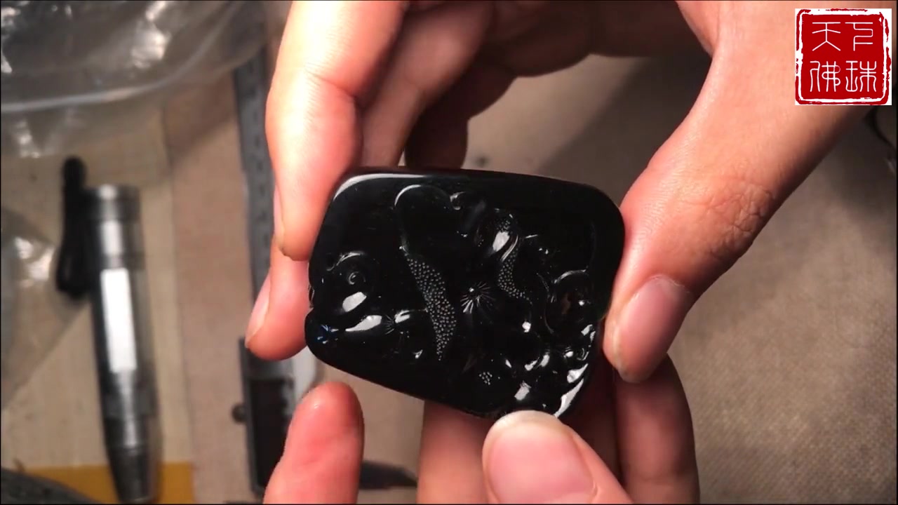 赌石捡漏,其貌不扬的翡翠原石,灯光下美得不敢相信眼睛!