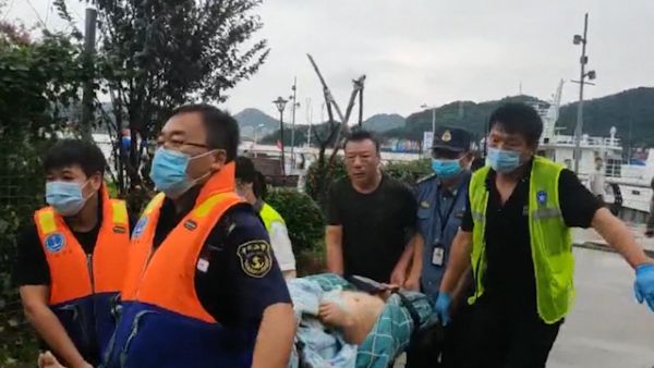 3名船员海上作业硫化氢中毒,搜救中心冒雨破浪救援