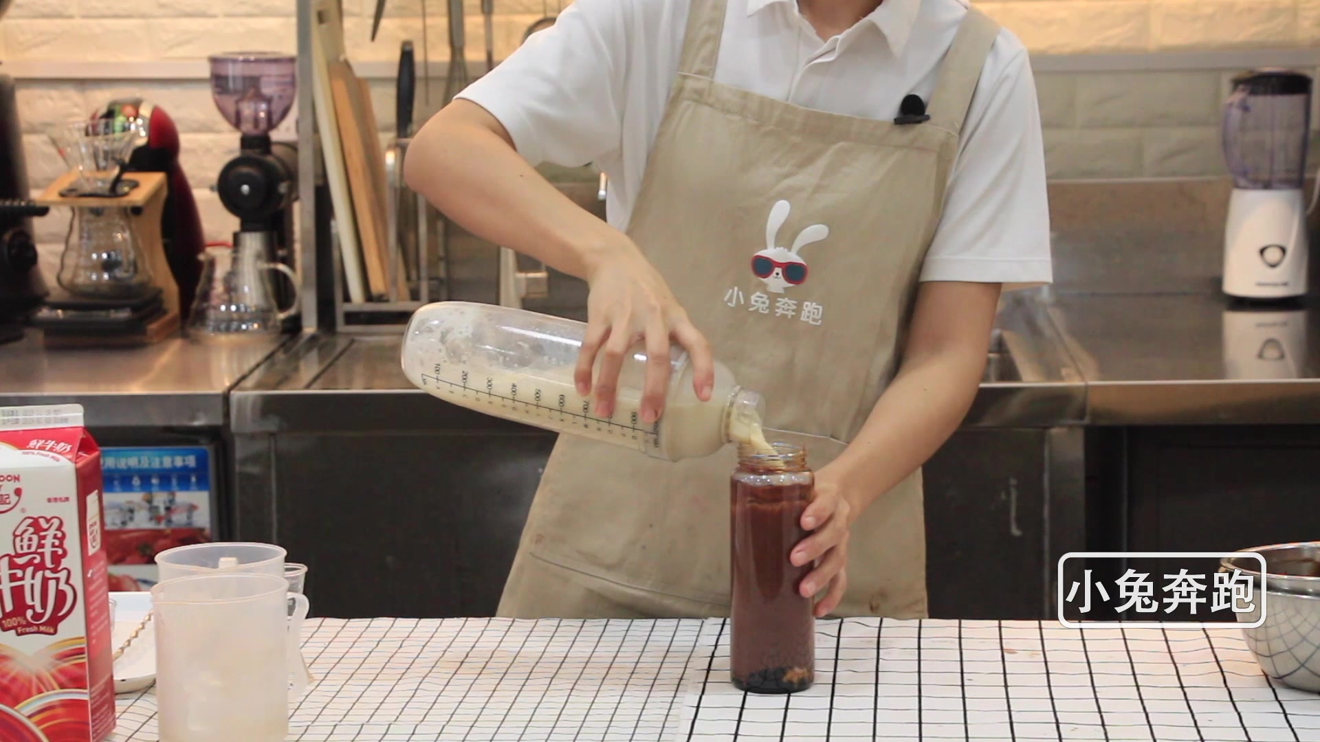 小兔奔跑奶茶培训免费教程:厚厚生巧黑珍珠的做法
