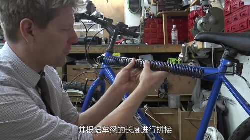 不可思议的弹簧自行车,把车梁更换成弹簧后,自行车还能骑吗