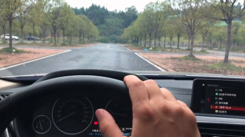 踩刹车的技巧,新手学会点刹,关键时刻能救命