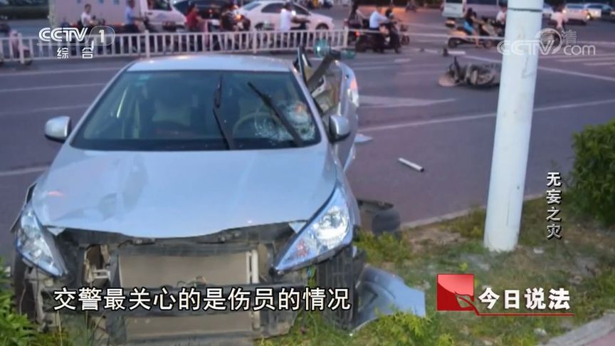 十字路口发生惨烈车祸,事故现场混乱不堪,交警迅速梳理事故案情