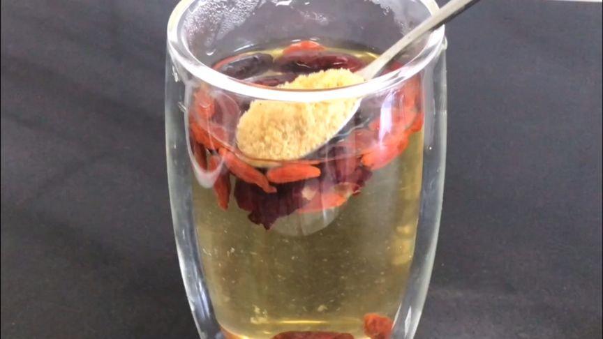 炒大枣是一个非常好的养生保健食品,用它来泡水喝口感也不错ߑ