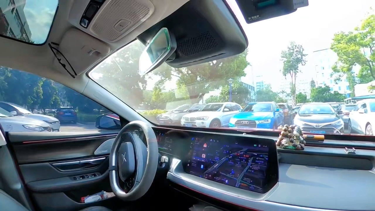 电动车汽车自动驾驶现场实拍,国产品牌的发展速度越来越好了