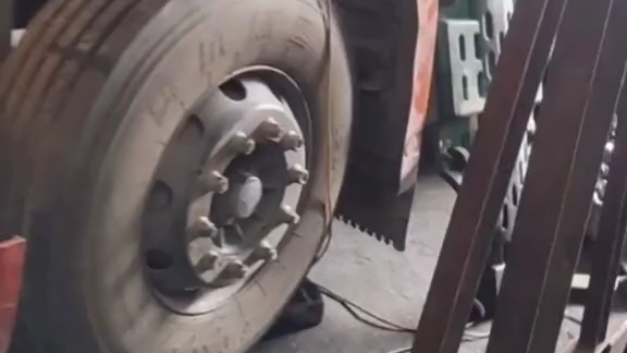 这台车水温高,经过检查是风扇叶耦合器有问题。加几瓶风扇硅油问题...