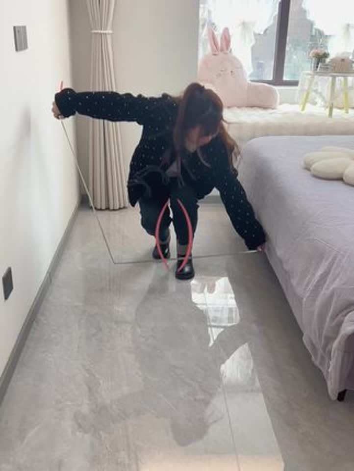 卧室放弃了传统梳妆台,安排了这套斗柜梳妆台一体柜,合理利用床尾空间,卧室也变得更有层次感了!#梳妆台 #斗柜