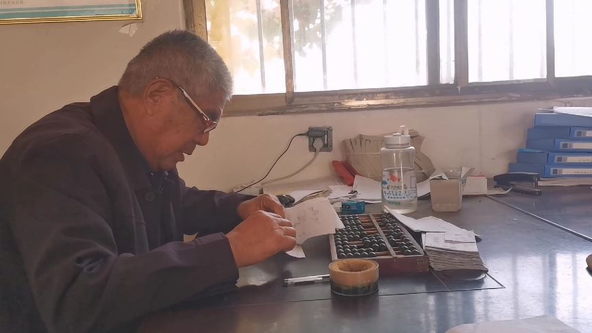 砖窑厂里的老会计,算盘打的不是一般的溜