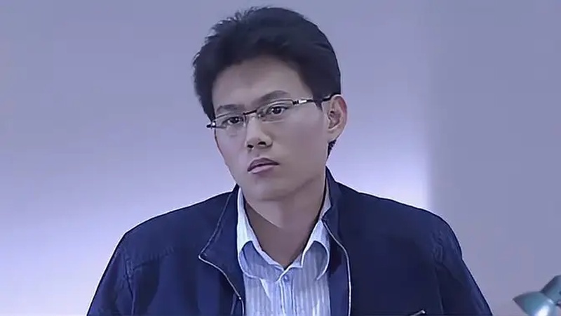 国家机密:警察找间谍偷走的机密样品,不料竟藏在头发里,真会藏