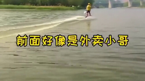 美团真是人才辈出,为了节省时间走水路送餐,外卖小哥不是一般人!