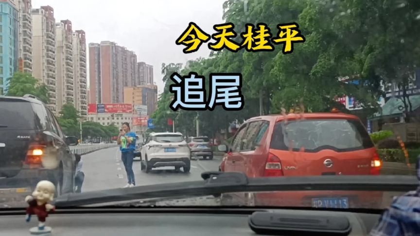 开车注意安全!今天早上10点多广西桂平市这发生了交通事故。