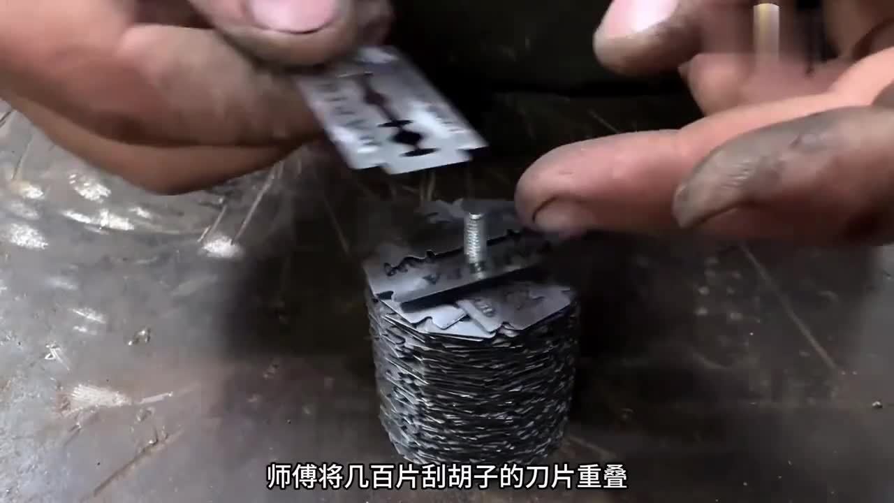 一些刮胡子的刀片被师傅打造成大马士革钢刀,这手艺太牛了!