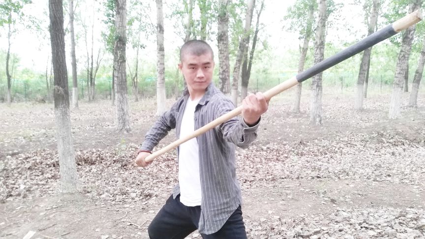 孙悟空耍金箍棒的技巧终于被小伙揭开了，5分钟真的就学会了
