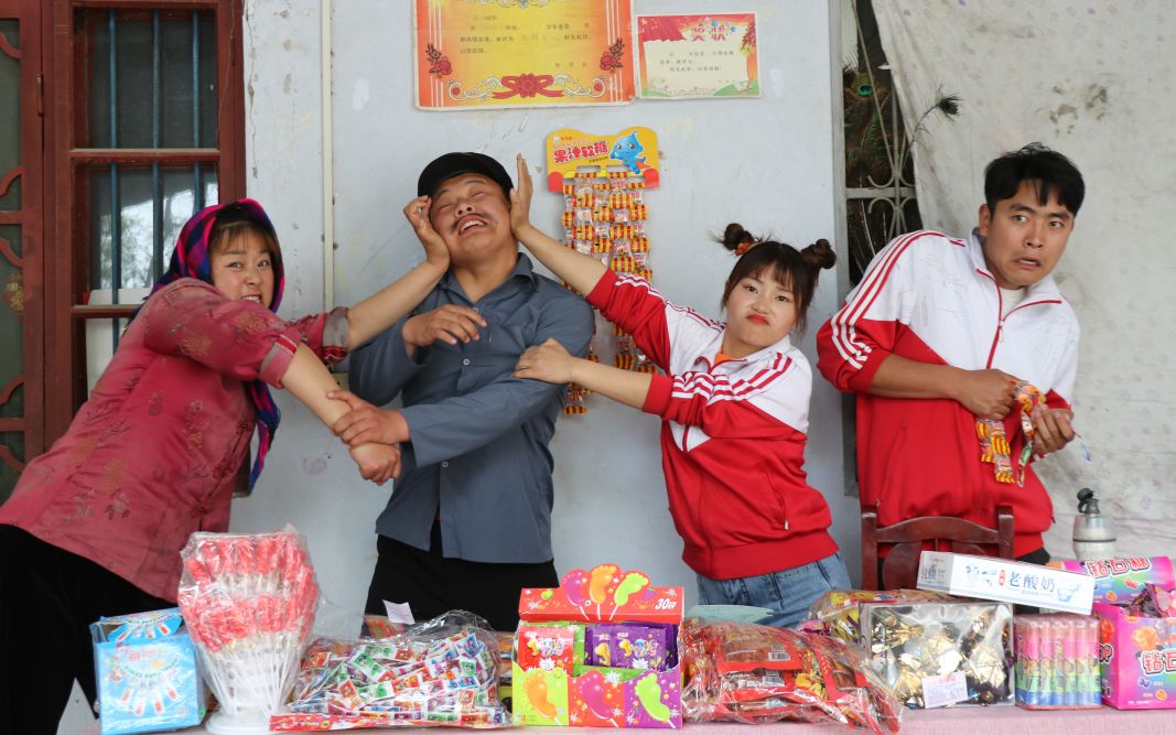 短剧打架1:爸爸教训大雷,结果却和傻妞妈妈打起来,原因真搞笑