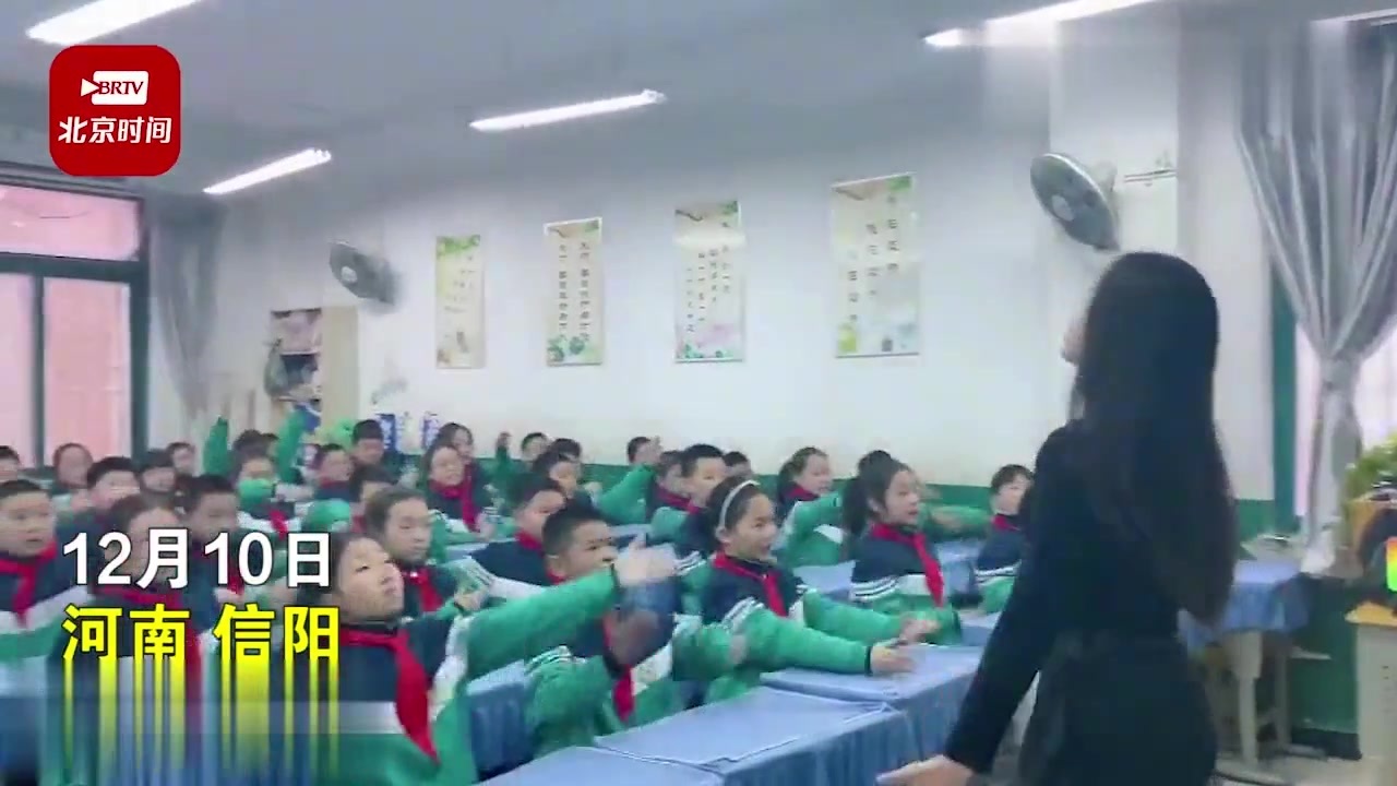 燃!老师将《精忠报国》手势舞带入课堂同学们表演霸气十足