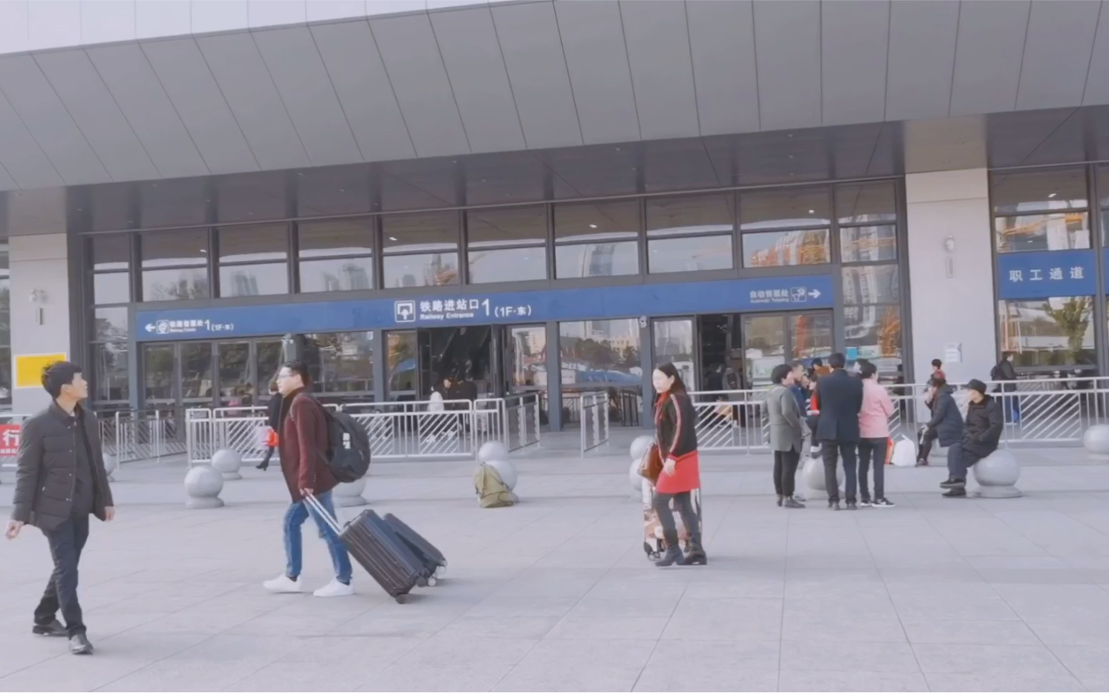 春运故事:我们在火车站,看见了百态人生!