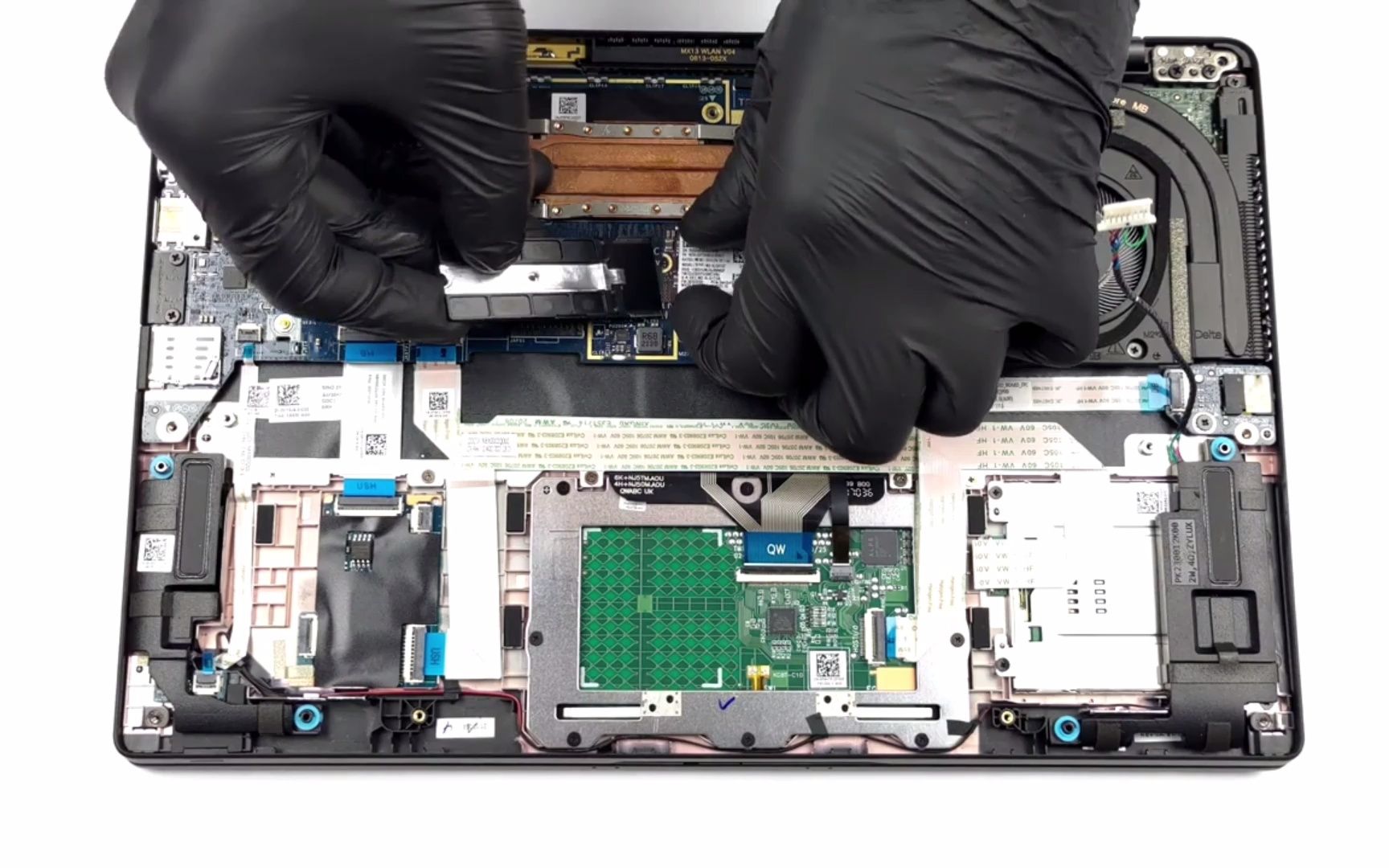 笔记本电脑拆机手册 打开DELL Latitude 13-7320 的笔记本查看内部结构