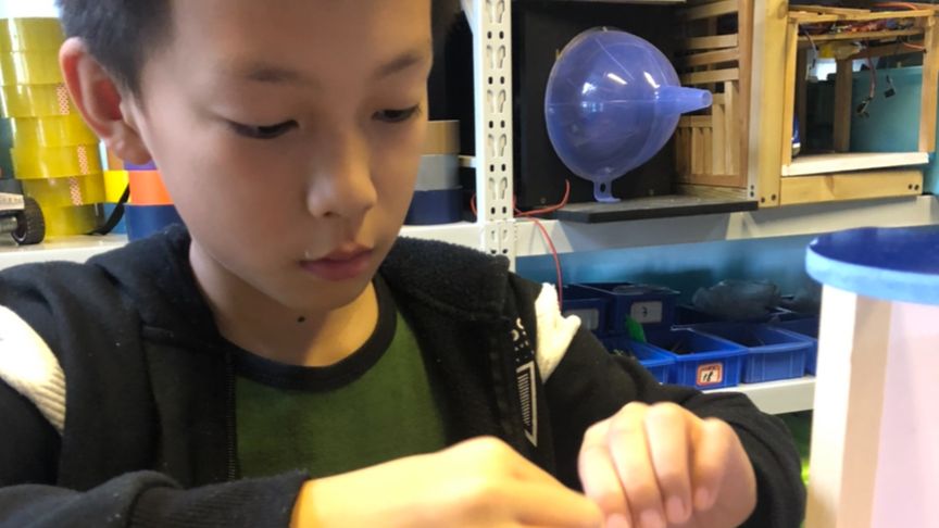 科学小实验:双马达电动三轮车实验,小学生DIY作品