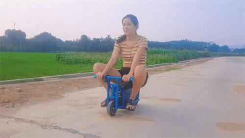 小伙心疼老婆走路上班,制作迷你电动车,老婆看到直夸是天才想法