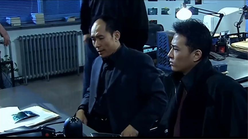 警察查询罪犯线索,察觉与过去的案子相似,