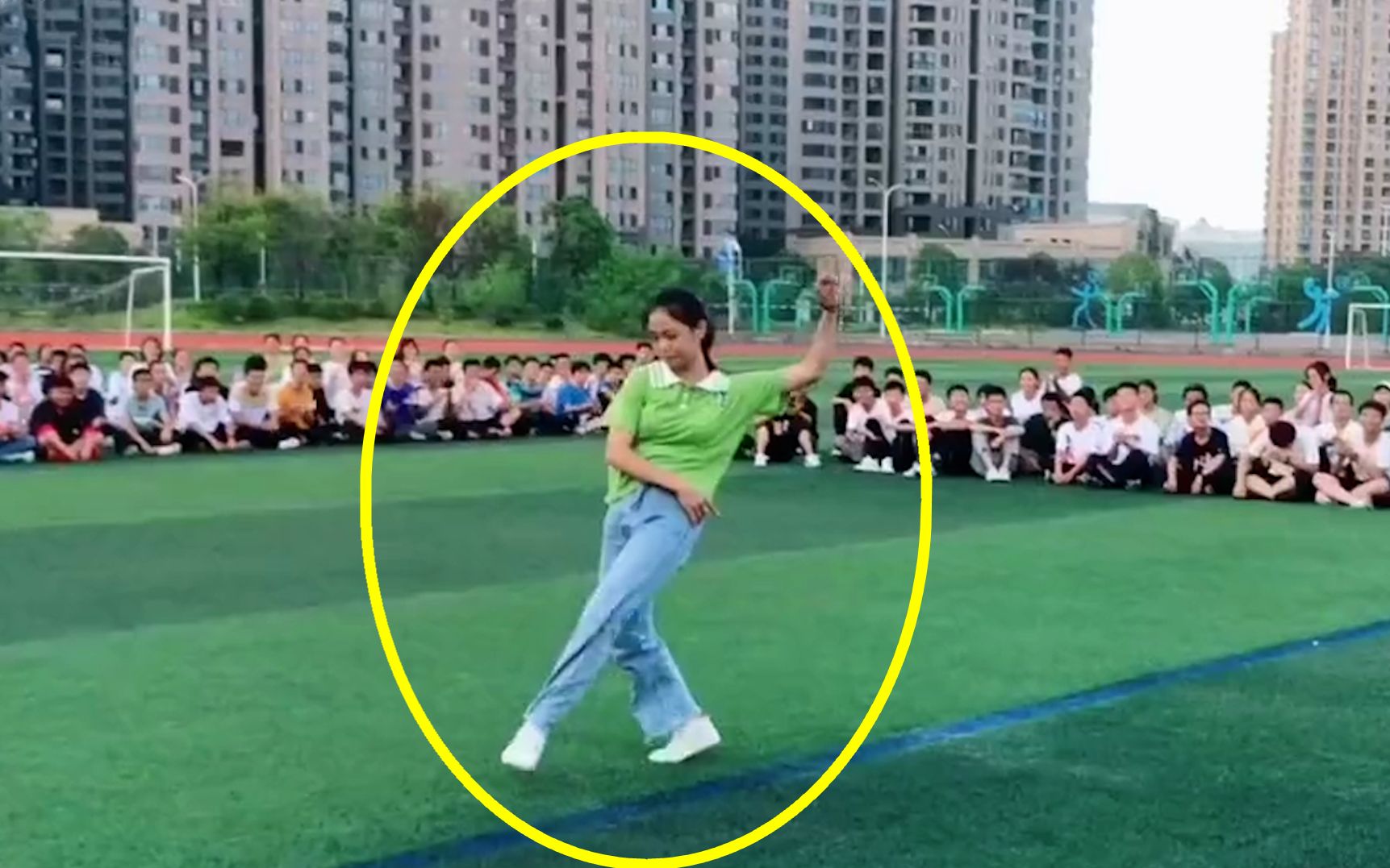 军训才艺表演,女同学跳拉丁舞惊艳全场,以后再也不怕没人追了!