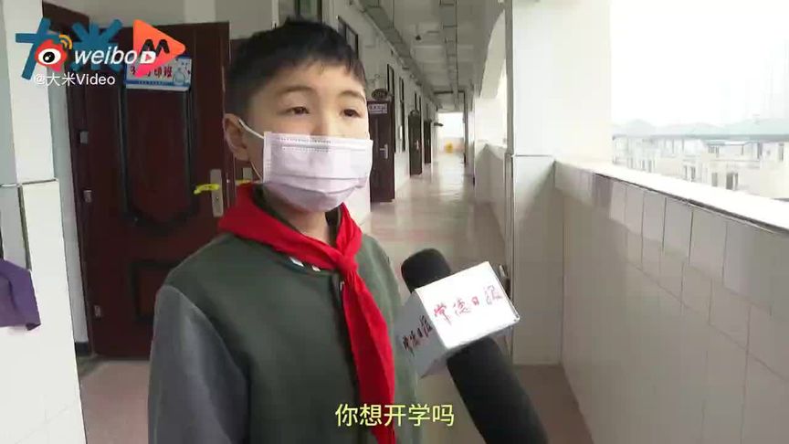 小学生返校后被记者采访,金句频出发出灵魂反问逗笑网友