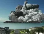 海底火山爆发瞬间,引发的海啸。