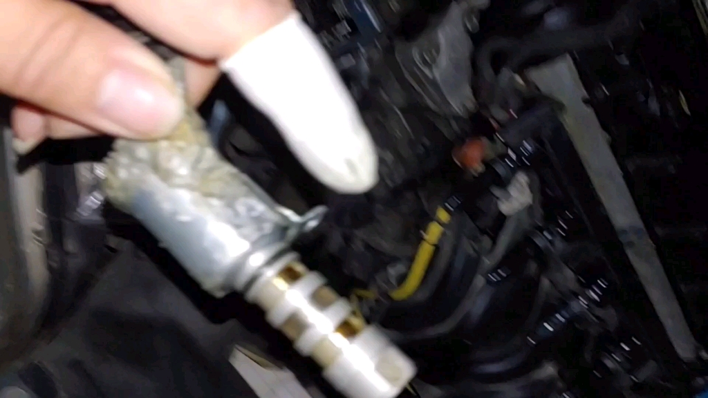 安装法系自吸2.0正时电磁阀时尴尬瞬间,工具还是要专用的才好用。...