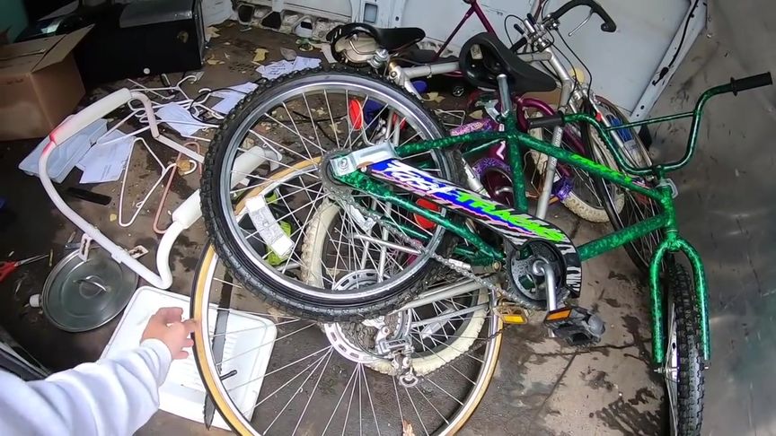 路边垃圾桶探宝,找到了自行车废旧金属和纸箱