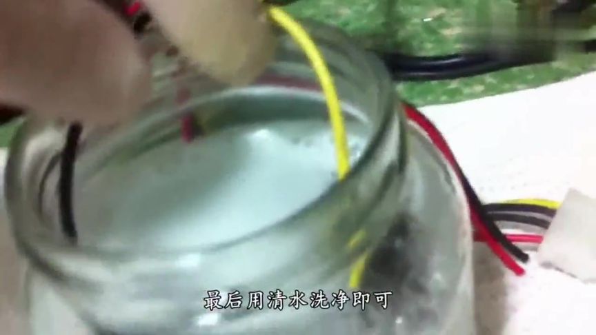 钢丝球用脏别扔掉,只需放在火上烤一烤,就能继续使用的