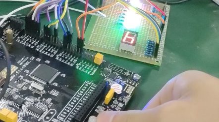 基于stm32做的简单数码管显示与流水灯