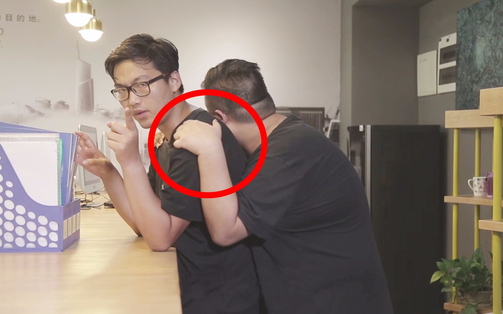 实拍某女职员长期遭遇职场性骚扰,终于忍无可忍对领导做出报复打击!