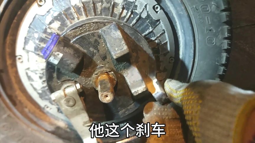 电动车刹车盖锈死怎么拆,修车师傅有秒招