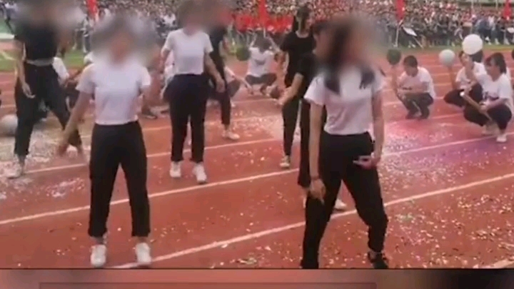 广西桂林阳朔镇第二中学运动会入场式表演中,学生跳舞时撩上衣的...