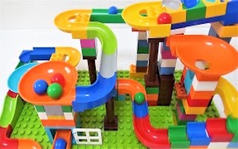 积木搭建:积木过山车 慢慢组装 长视频