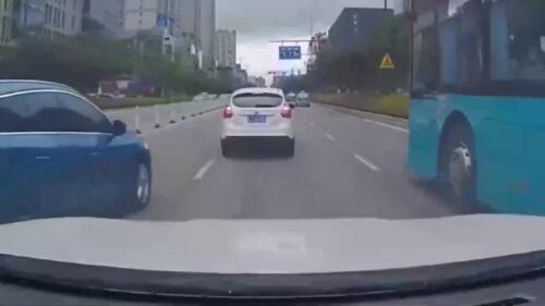 行车记录仪:路怒症!沃尔沃安全性能好,但你这样硬加塞,撞上照样也有坑