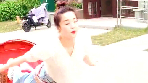 这才是真正的不倒翁,当看到美女的表演,网友都傻眼了!