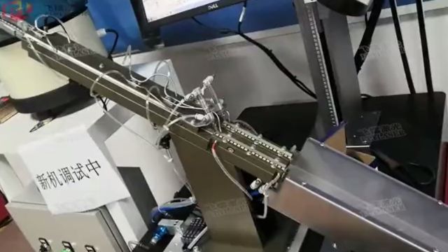 飞镭激光#外壳电子产品元器件紫外激光打标机白色塑料配振动盘