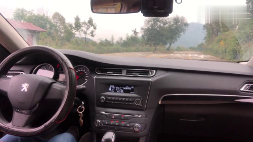 手动挡下陡坡,踩刹车同时要踩离合器吗