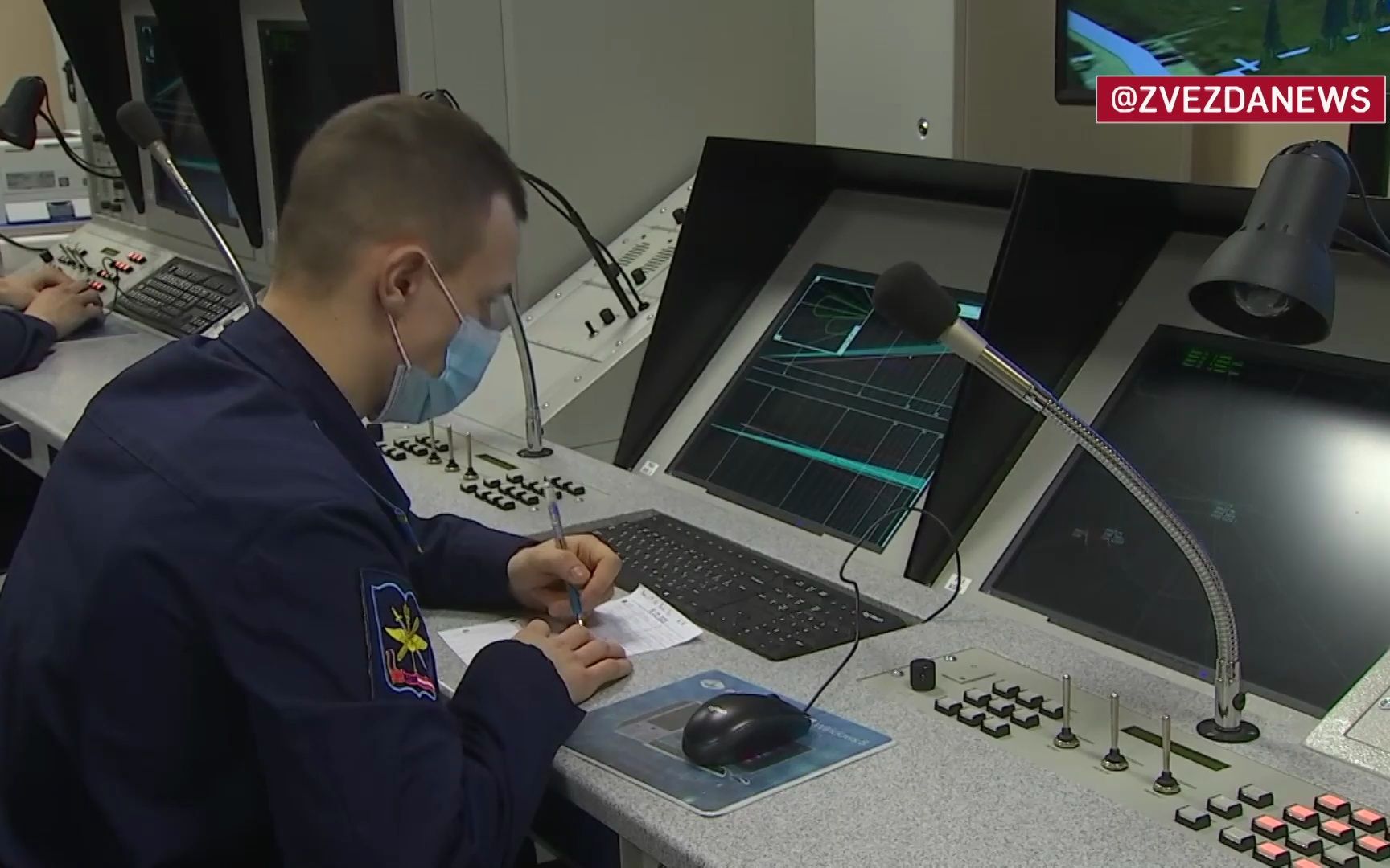 (简介)《红星报》记者在图-134上展示了未来作战航空领航员的训练班