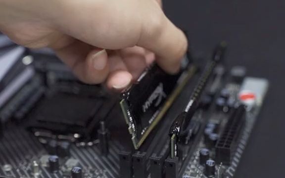 【开箱】双通道四槽的主板如何插内存最好?