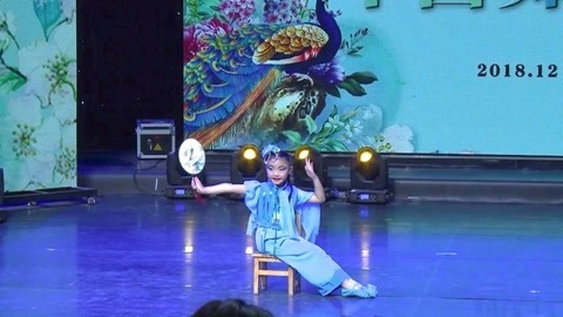 云南省第四届"金孔雀"杯经济技术开发区圣火艺术学校《看月亮》
