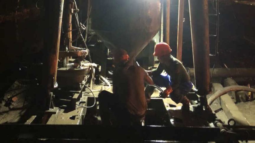 浇筑水下混凝土导管安装