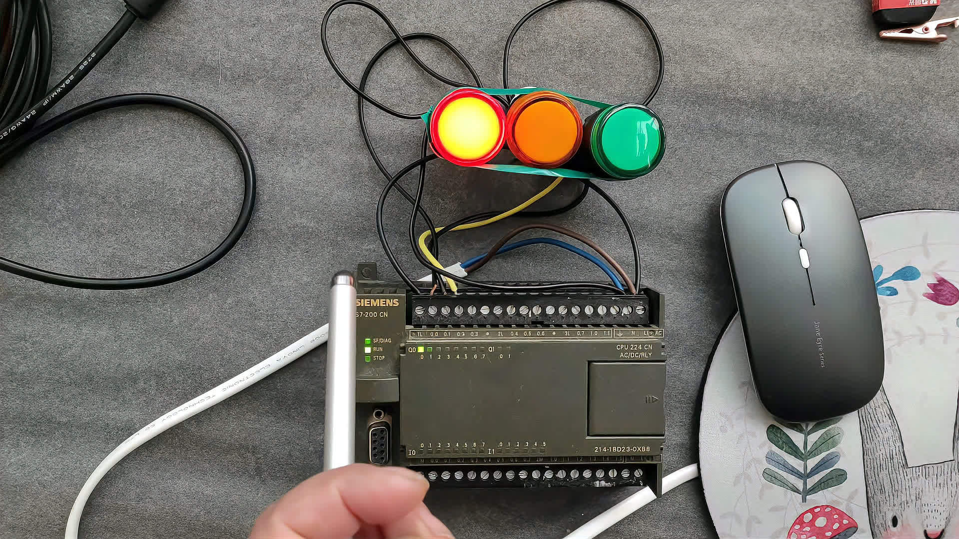 如何画红绿灯电路图