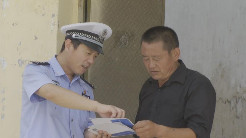 枣庄市山亭交警大队开展道路交通事故社会救助基金政策宣传