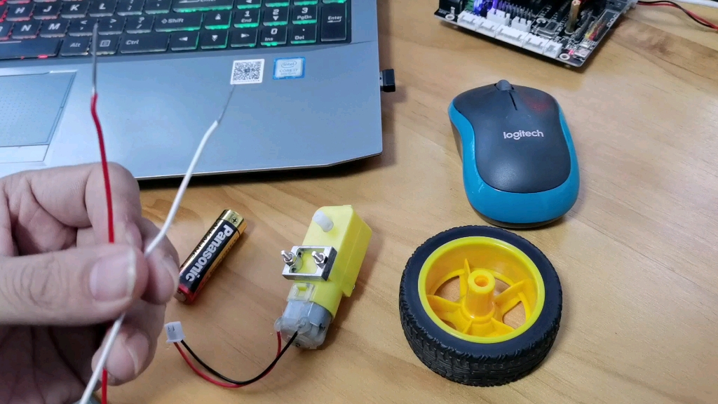如何在树莓派上用python脚本来控制电机的方向和转速?