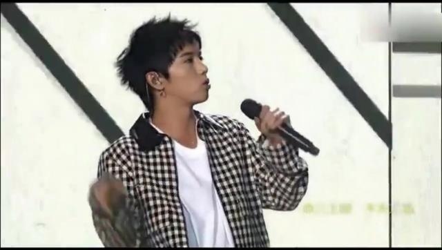 华晨宇神级现场《我管你》高音太震撼!