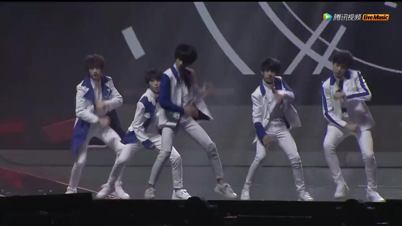 【TF家族练习生】师兄四周年演唱会表演部分 cut